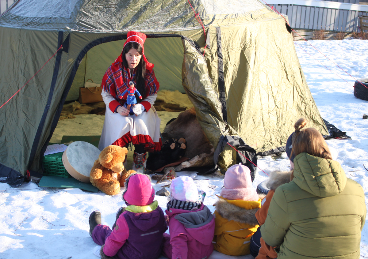 Markerte samenes nasjonaldag med eventyr og trommer - Eikernytt.no