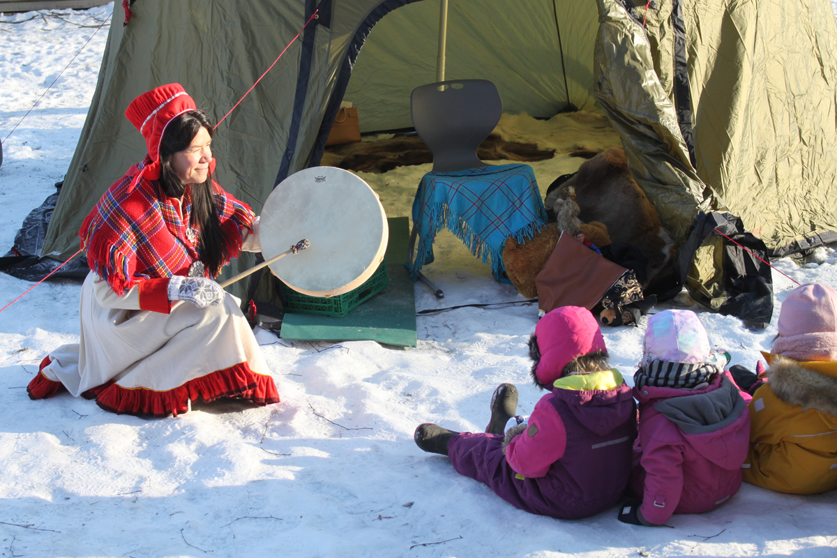 Markerte samenes nasjonaldag med eventyr og trommer - Eikernytt.no