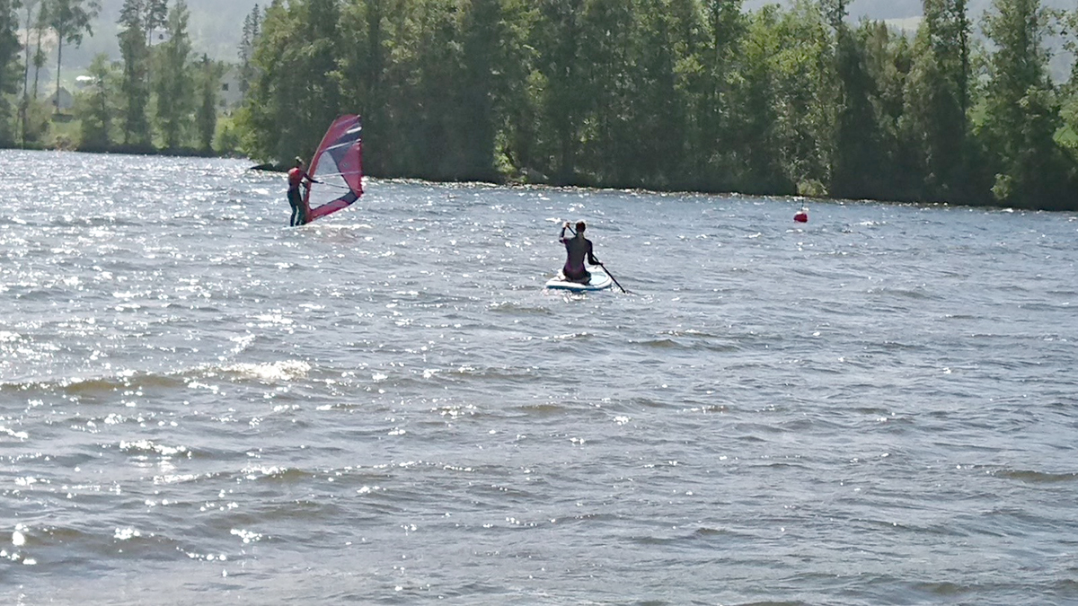 Ungdommer lærte seg å stå på seilbrett i Sandsbukta - Eikernytt.no