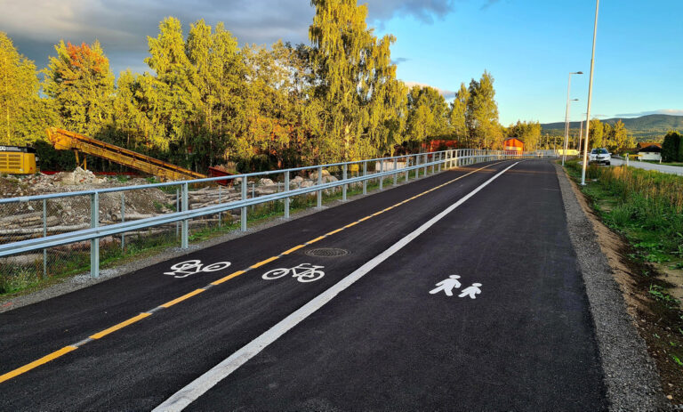 Tok tid – men nå er ny gang- og sykkelvei på Loesmoen ferdig - Eikernytt.no