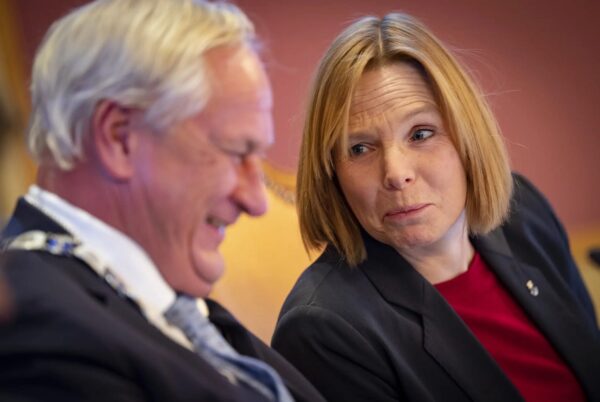 Ordføreren og Surlien: - Vi har tillit til kommunedirektøren - Eikernytt.no