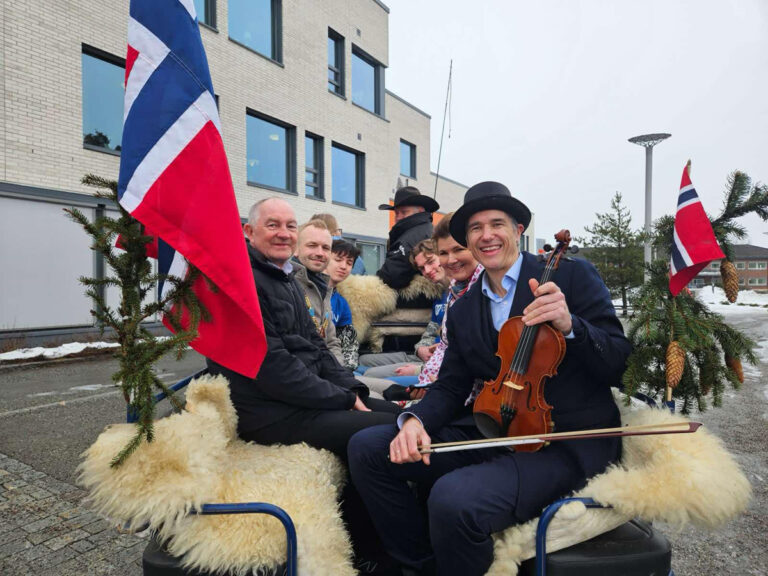 Stor feststemning på Eikertun under VM-åpningen - Eikernytt.no