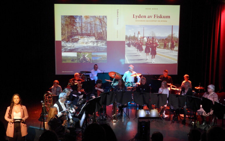 Fiskum skole- og ungdomskorps ga publikum lyden av Fiskum i ord og ...